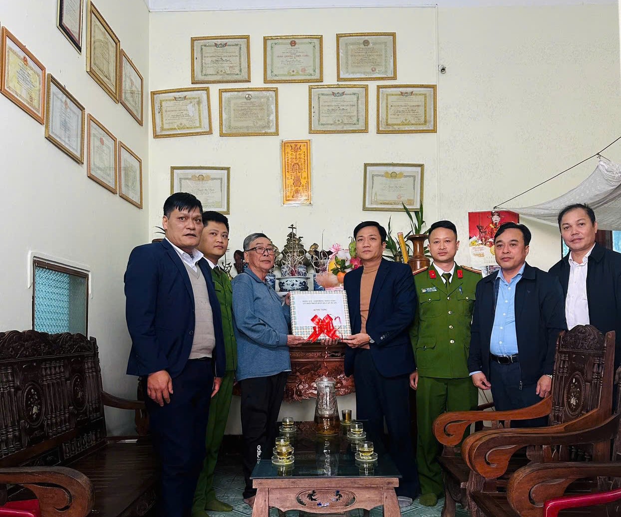 Công an xã Vạn Xuân nhận phụng dưỡng Bà mẹ Việt Nam Anh hùng